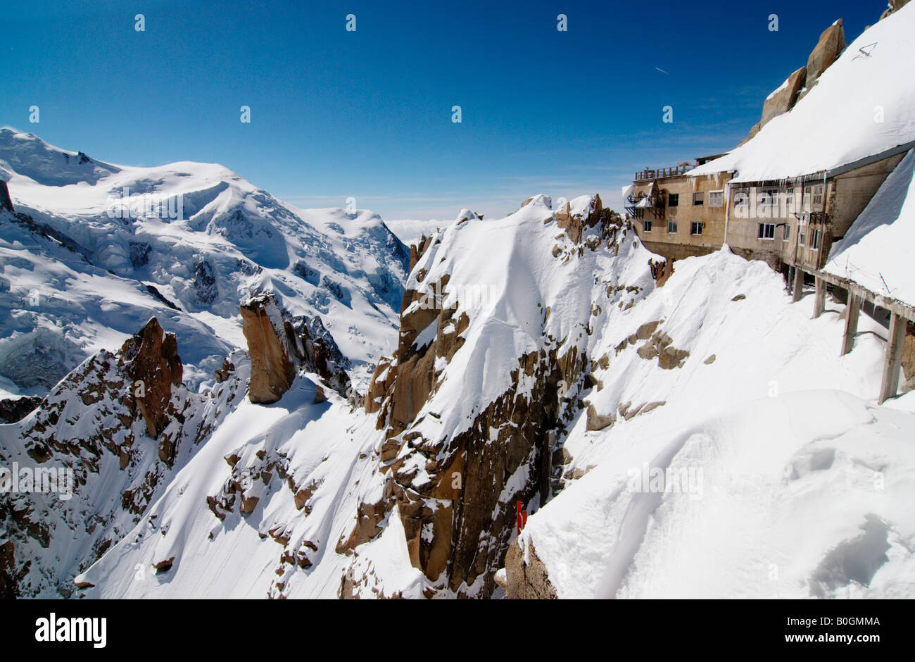 Aiguille du Midi Seilbahn Bergstation und Panoramablick auf Plattformen im Winter mit Mont-Blanc ...