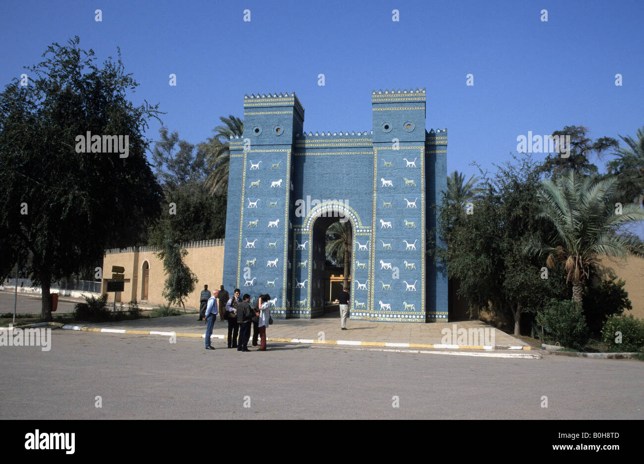 Touristen vor dem rekonstruierten Ischtar-Tor, Babylon, Irak, Nahost ...