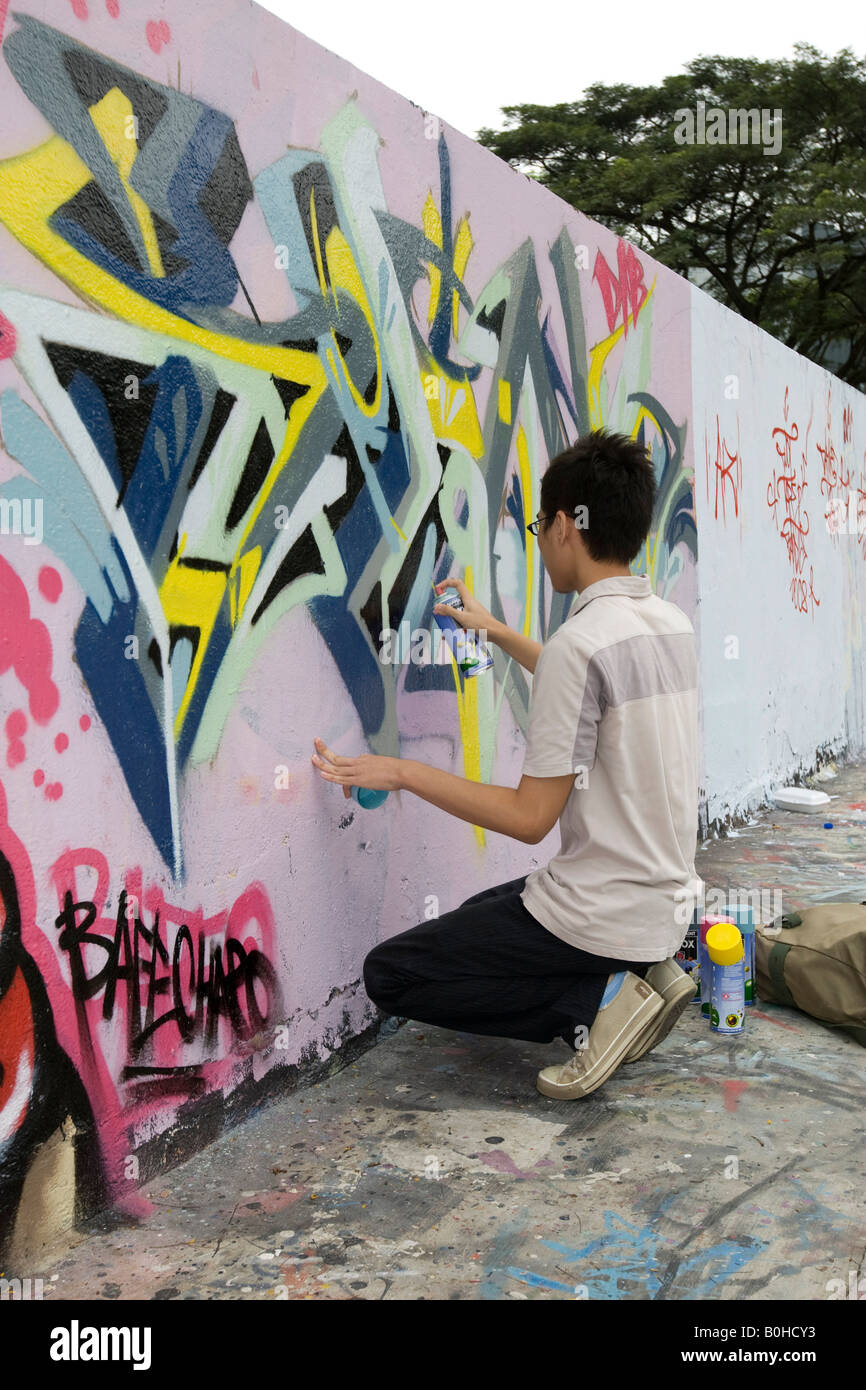 Graffiti spruhen -Fotos und -Bildmaterial in hoher Auflösung – Alamy Graffiti spruhen -Fotos und -Bildmaterial in hoher Auflösung – Alamy