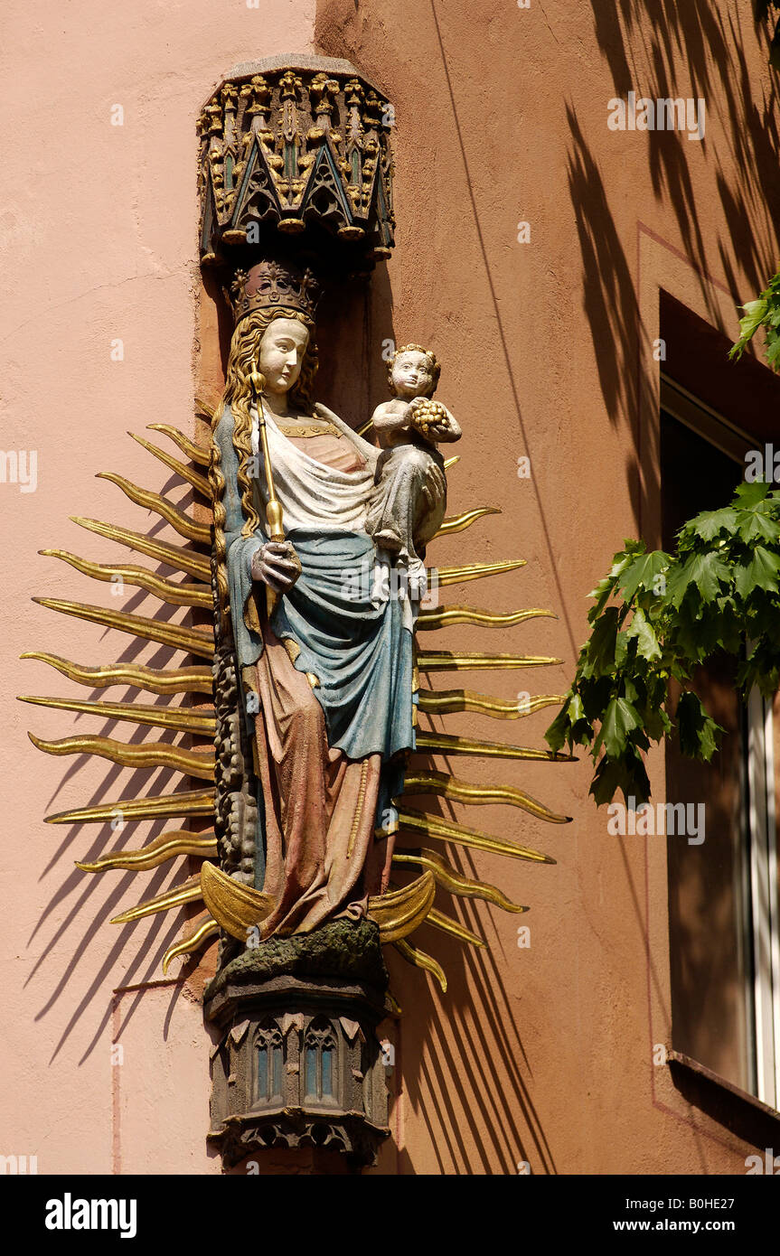 The virgin mary holding the baby jesus -Fotos und -Bildmaterial in ...