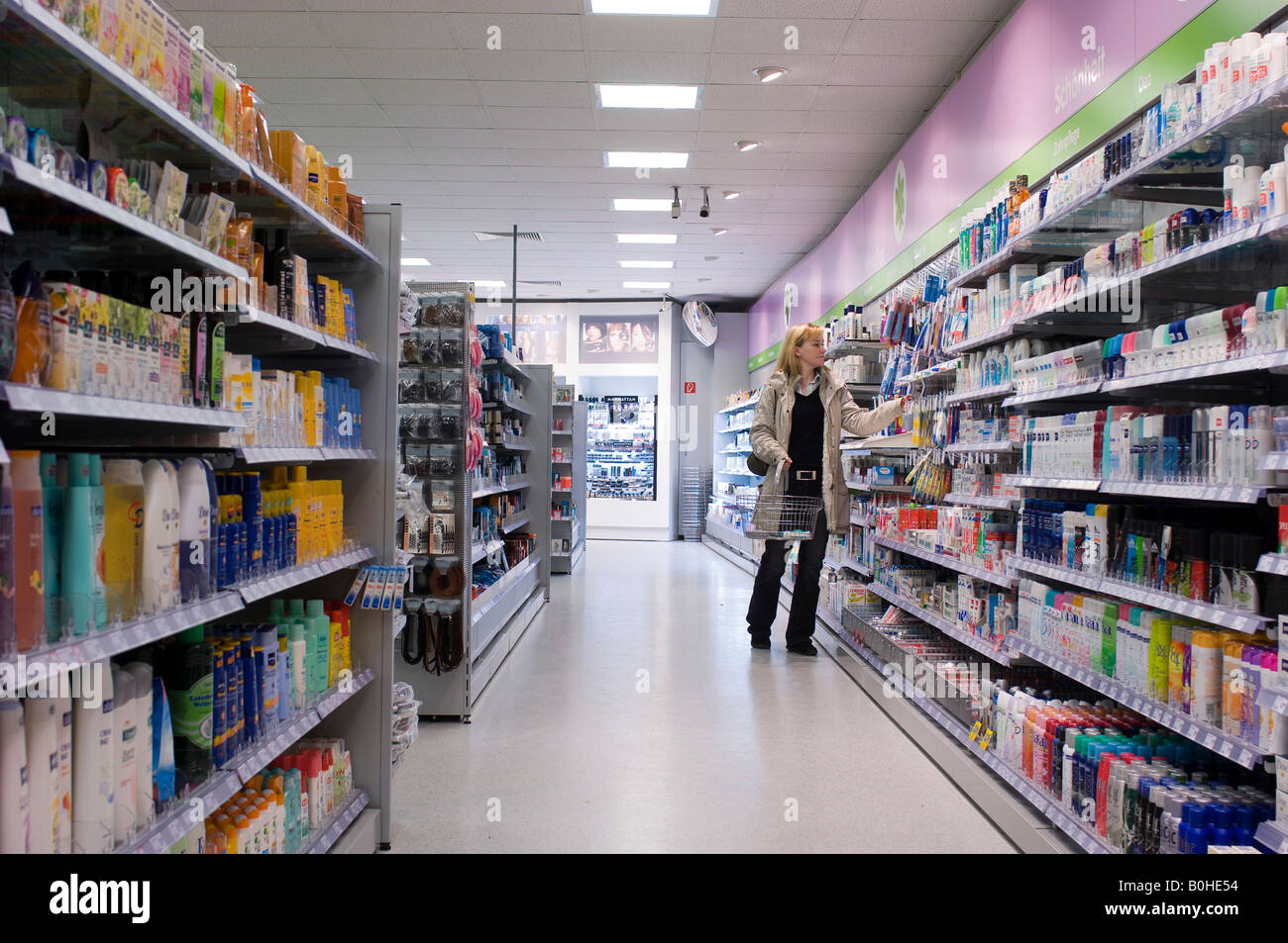Drugstore innenraum -Fotos und -Bildmaterial in hoher Auflösung – Alamy