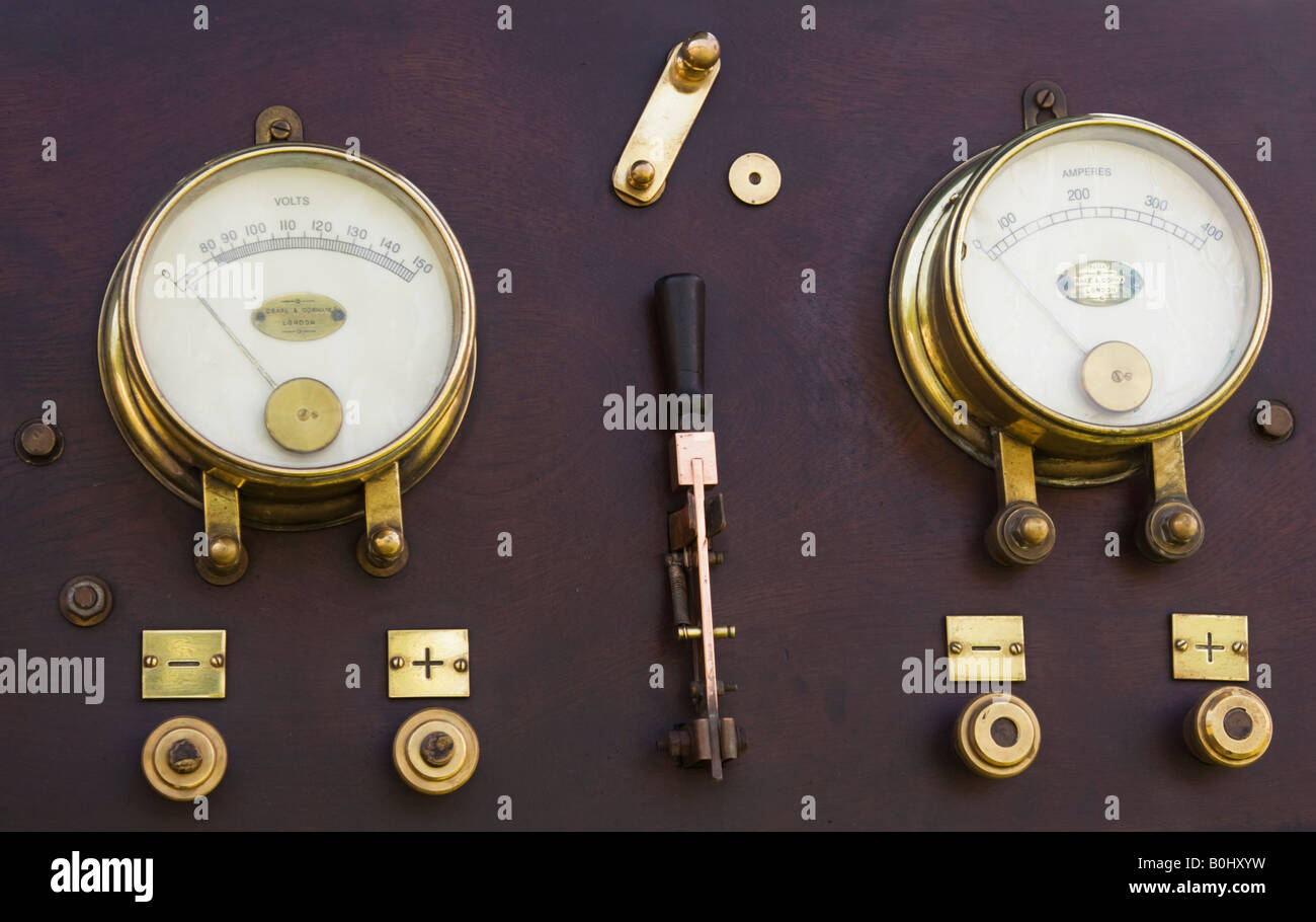 Amperemeter, Voltmeter, Schalter und electical Terminals aus einem ...