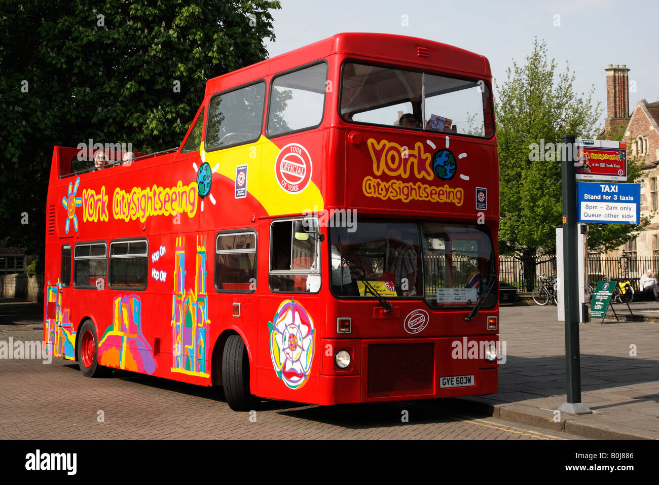 York sightseeing bus -Fotos und -Bildmaterial in hoher Auflösung – Alamy