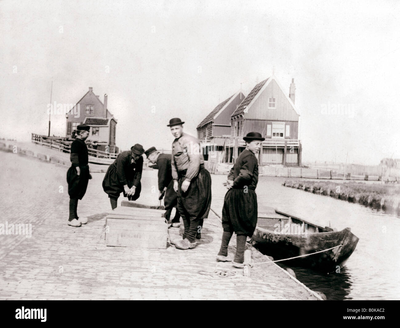 Männer und Jungen in der traditionellen Tracht durch einen Kanal Bank ...