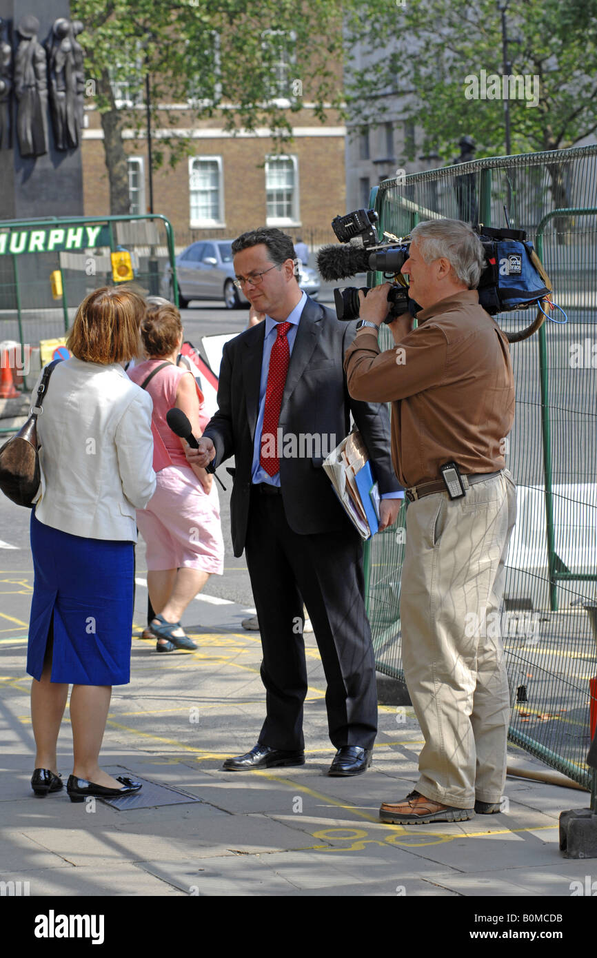 Uk tv news street interview -Fotos und -Bildmaterial in hoher Auflösung ...