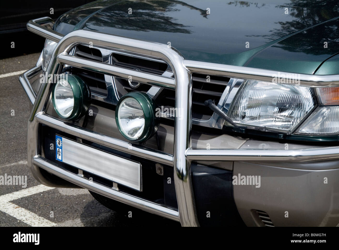 Bull bar Bullbar Roll Uberrollbugel Metall StoBstange FuBgangerschutz Gesetze Auswirkungen spotlight macho Suv Sport Utility 4 x 4 offroader Stockfotografie Alamy