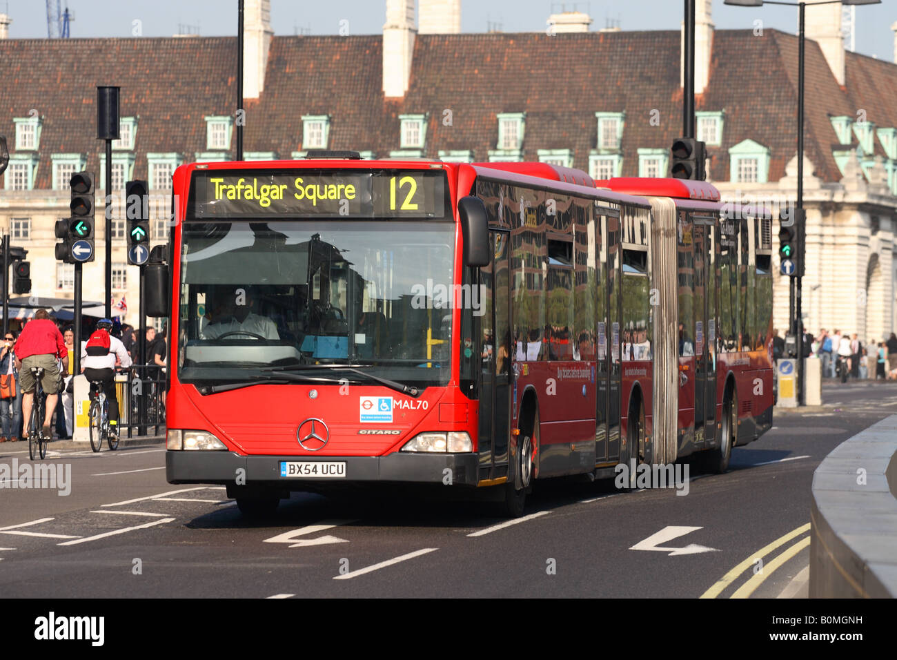 London England Transport Mercedes Benz Citaro Bendybus rote Bus Crosing ...