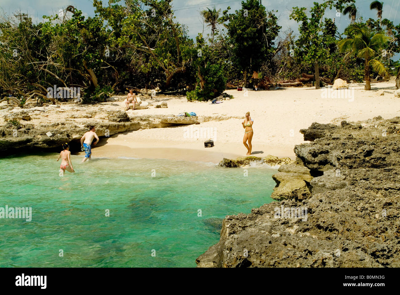 Badegäste am Smith Cove, Grand Cayman, Cayman-Inseln. Schwimmen und ...