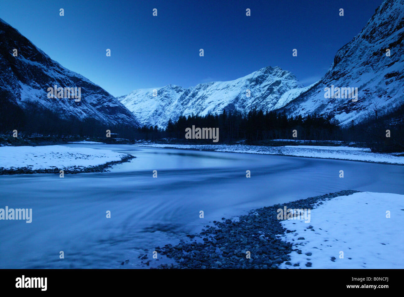 Verstecktes tal in der nacht -Fotos und -Bildmaterial in hoher ...