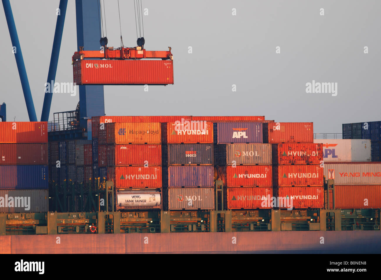 Kran heben Container auf Container-Schiff Stockfotografie - Alamy
