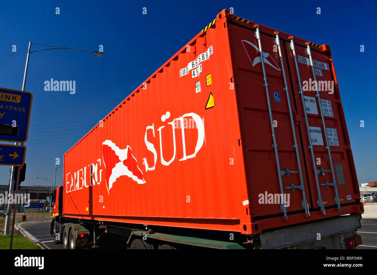 Lkw container beladen -Fotos und -Bildmaterial in hoher Auflösung – Alamy