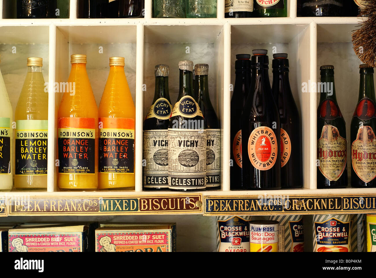 Old fashioned corner shop -Fotos und -Bildmaterial in hoher Auflösung ...