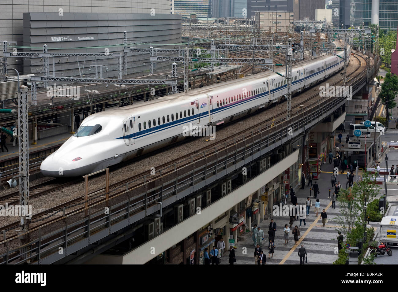 Shinkansen-Zug fährt durch zentrale Tokio Japan Stockfotografie - Alamy
