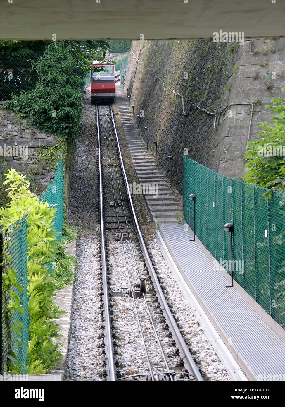 Bergbahn oder Seilbahn an die Spitze der alten Stadt von Bergamo ...