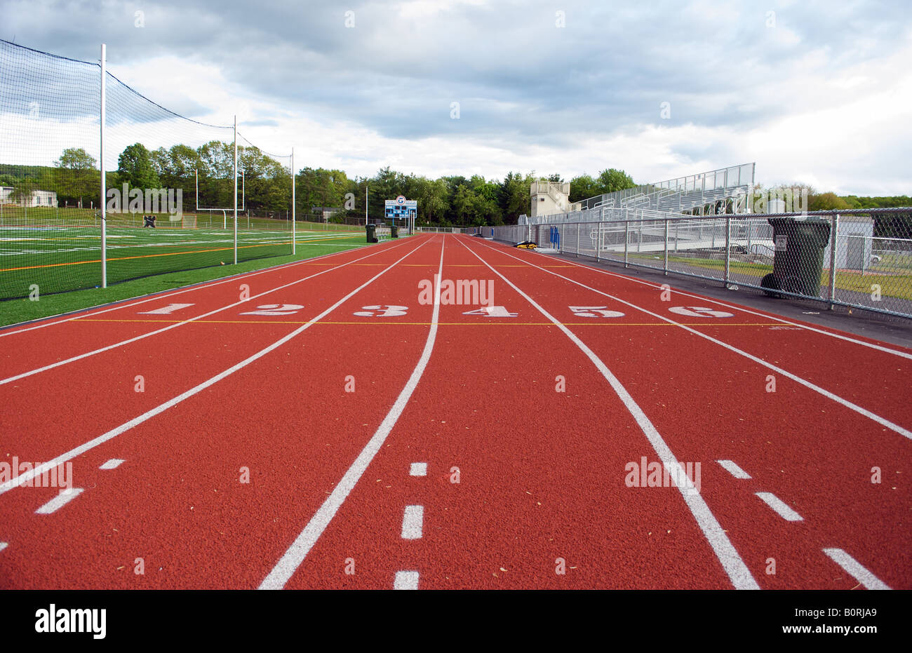 Red running track -Fotos und -Bildmaterial in hoher Auflösung – Alamy