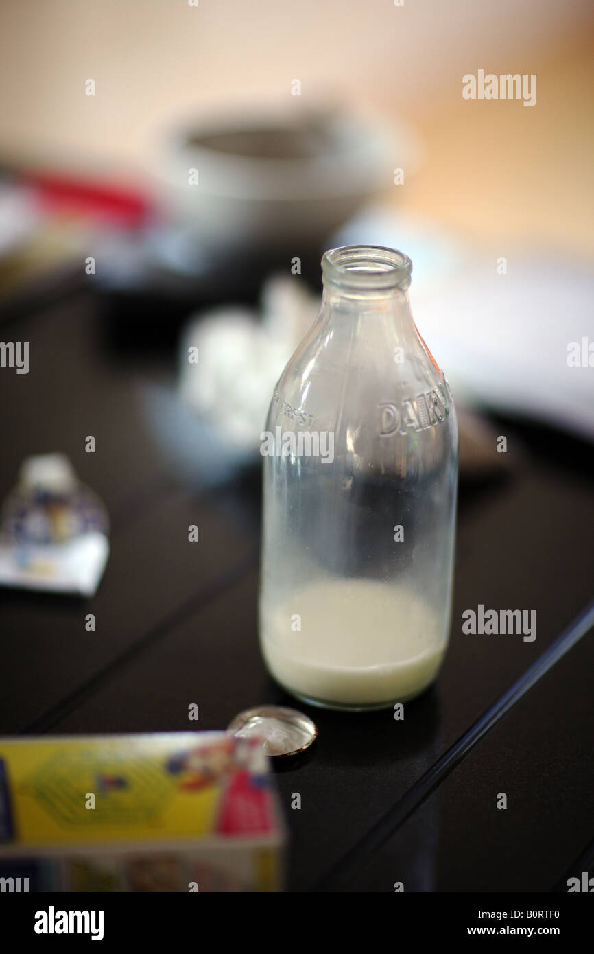 Empty milk -Fotos und -Bildmaterial in hoher Auflösung – Alamy