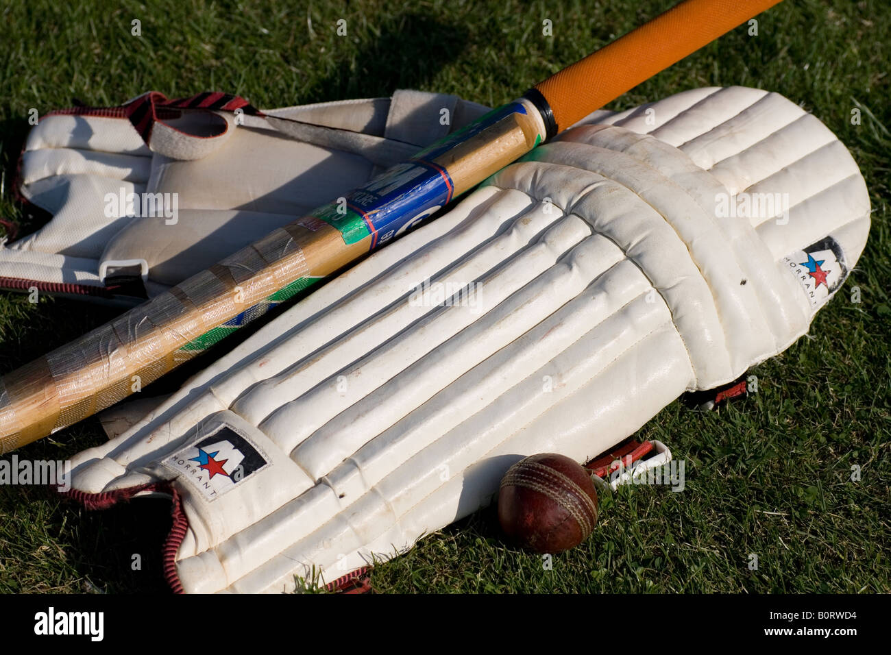 Cricket pads -Fotos und -Bildmaterial in hoher Auflösung – Alamy