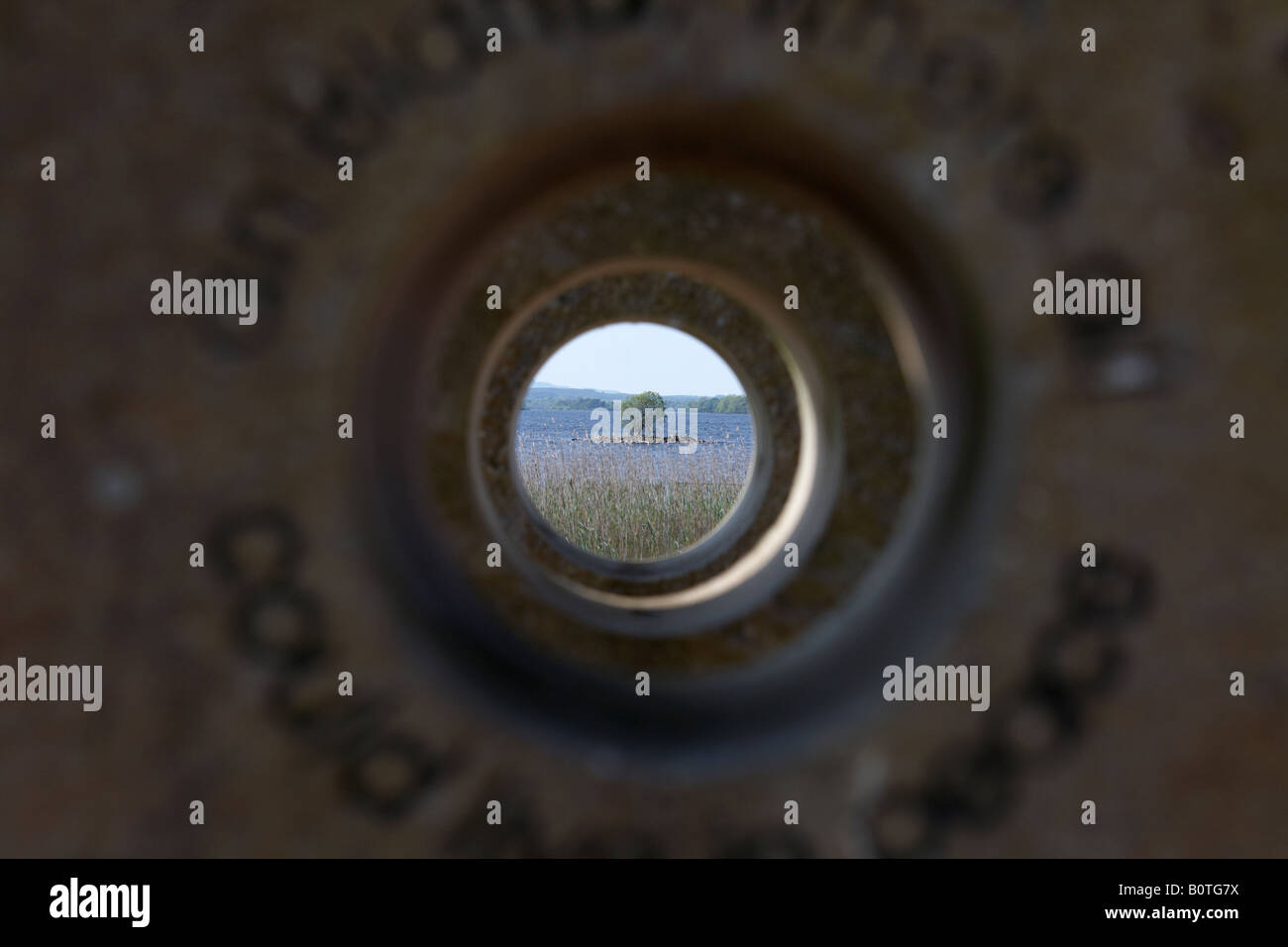 Stein-Skulptur mit dem Titel vorstellen von Louise Walsh am Ufer des ...