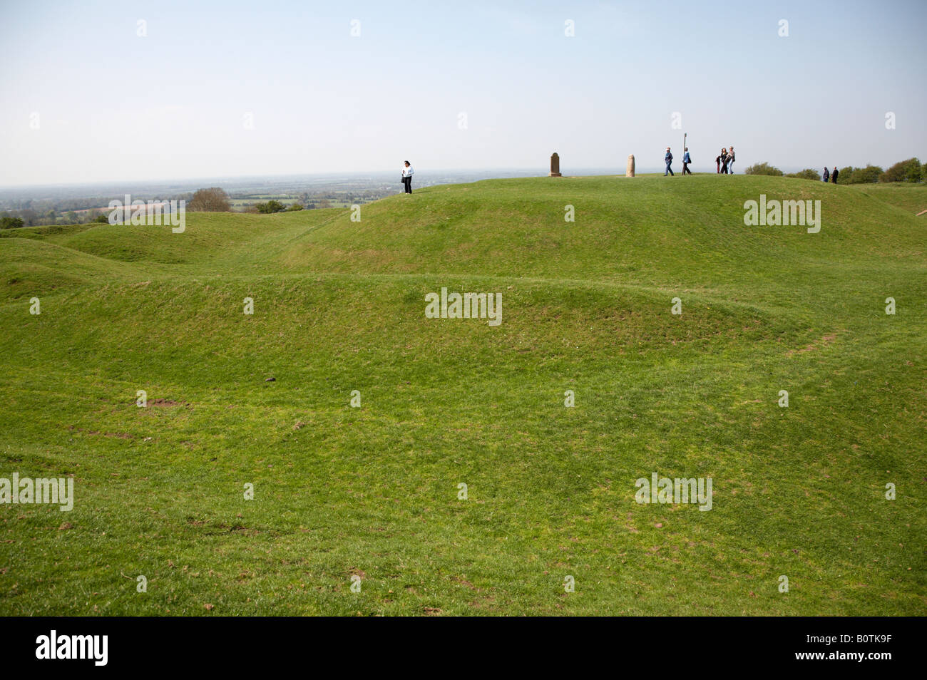 Touristen gehen auf die Forradh Residenzstadt der Hügel von Tara ...
