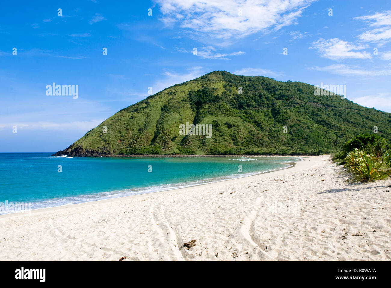 Einsamen weißen Sandstrand in der Nähe von Kuta, Lombok Insel, kleinen ...