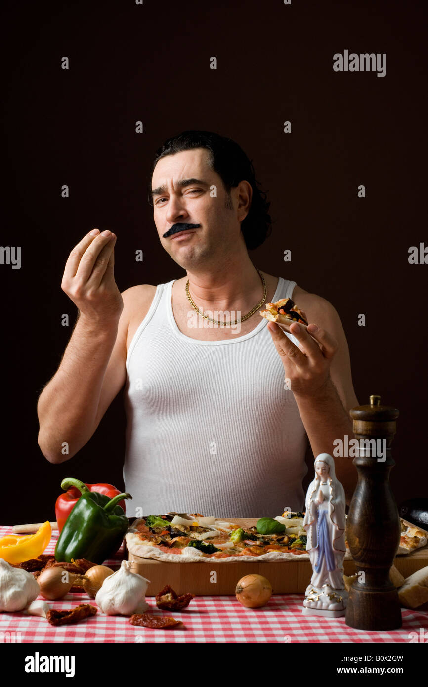 Stereotypen Italiener Pizza essen und Gestikulieren mit hand ...