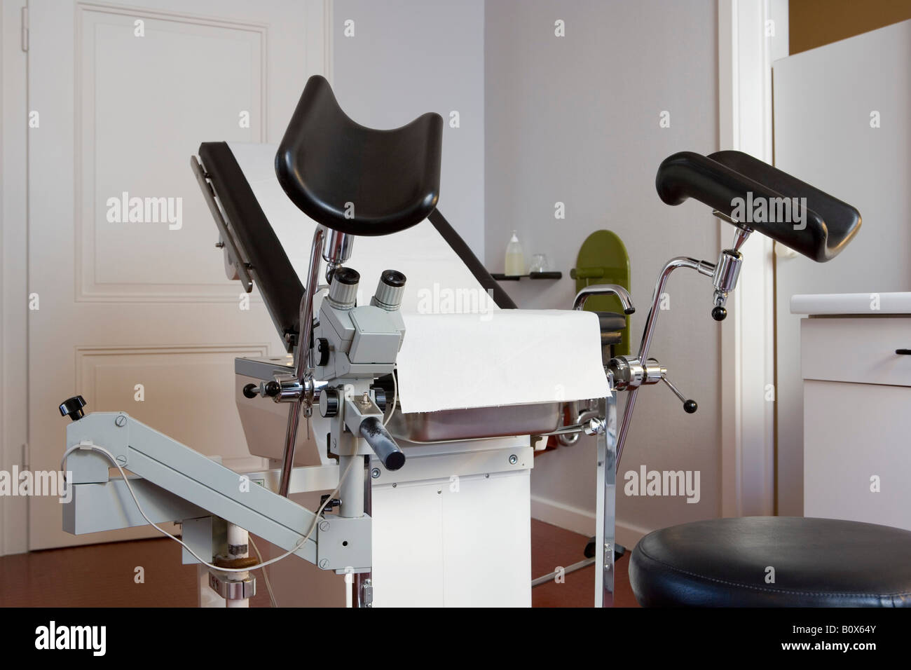 Gynecologist chair -Fotos und -Bildmaterial in hoher Auflösung – Alamy