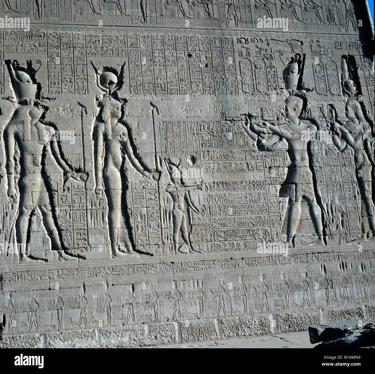 Kleopatra VII. und ihrem Sohn Cesarion (Ptolemaios XV). Tempel der ...