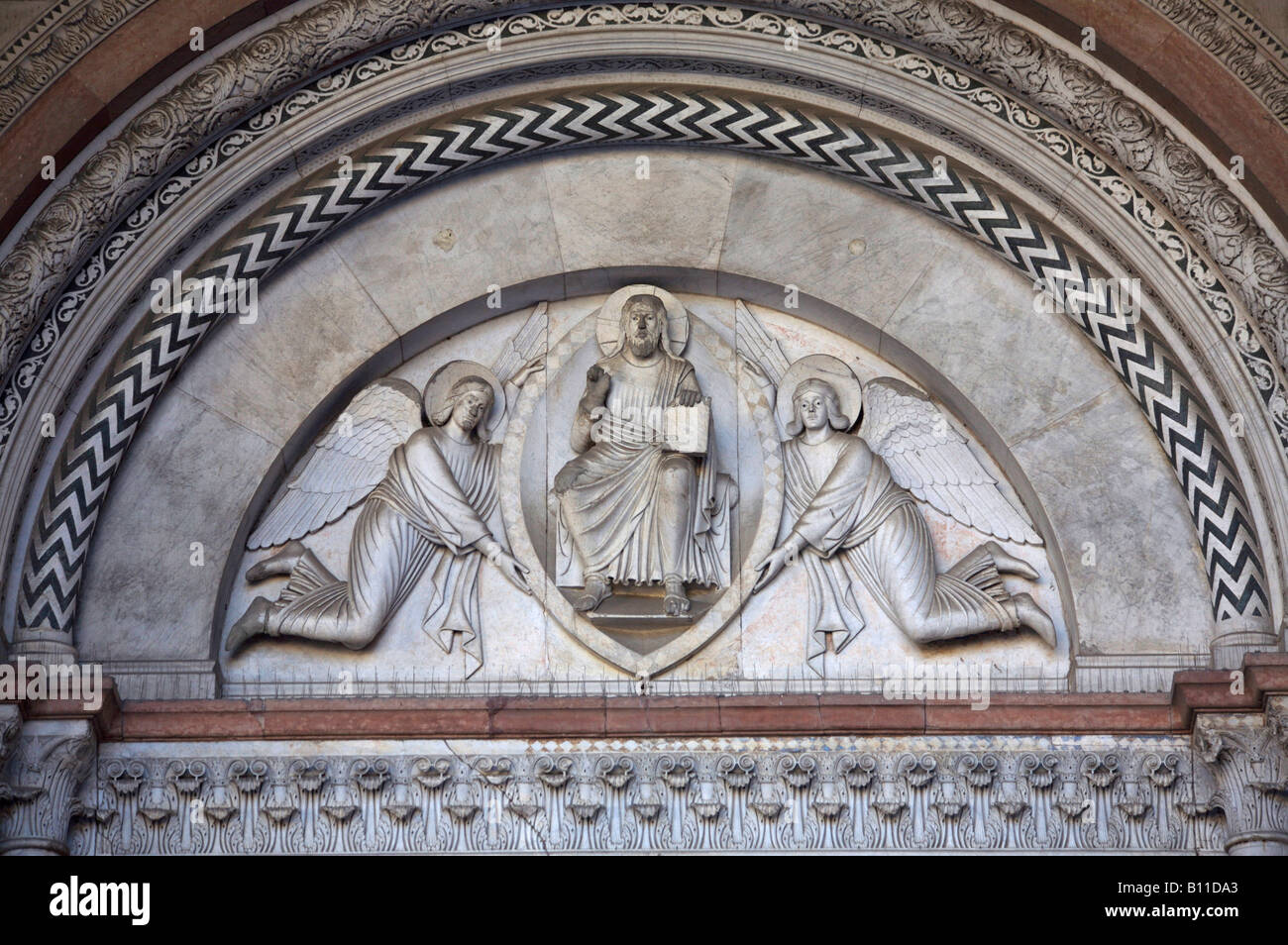 Lucca, Dom, Tympanon am Mittleren Westportal Stockfotografie - Alamy