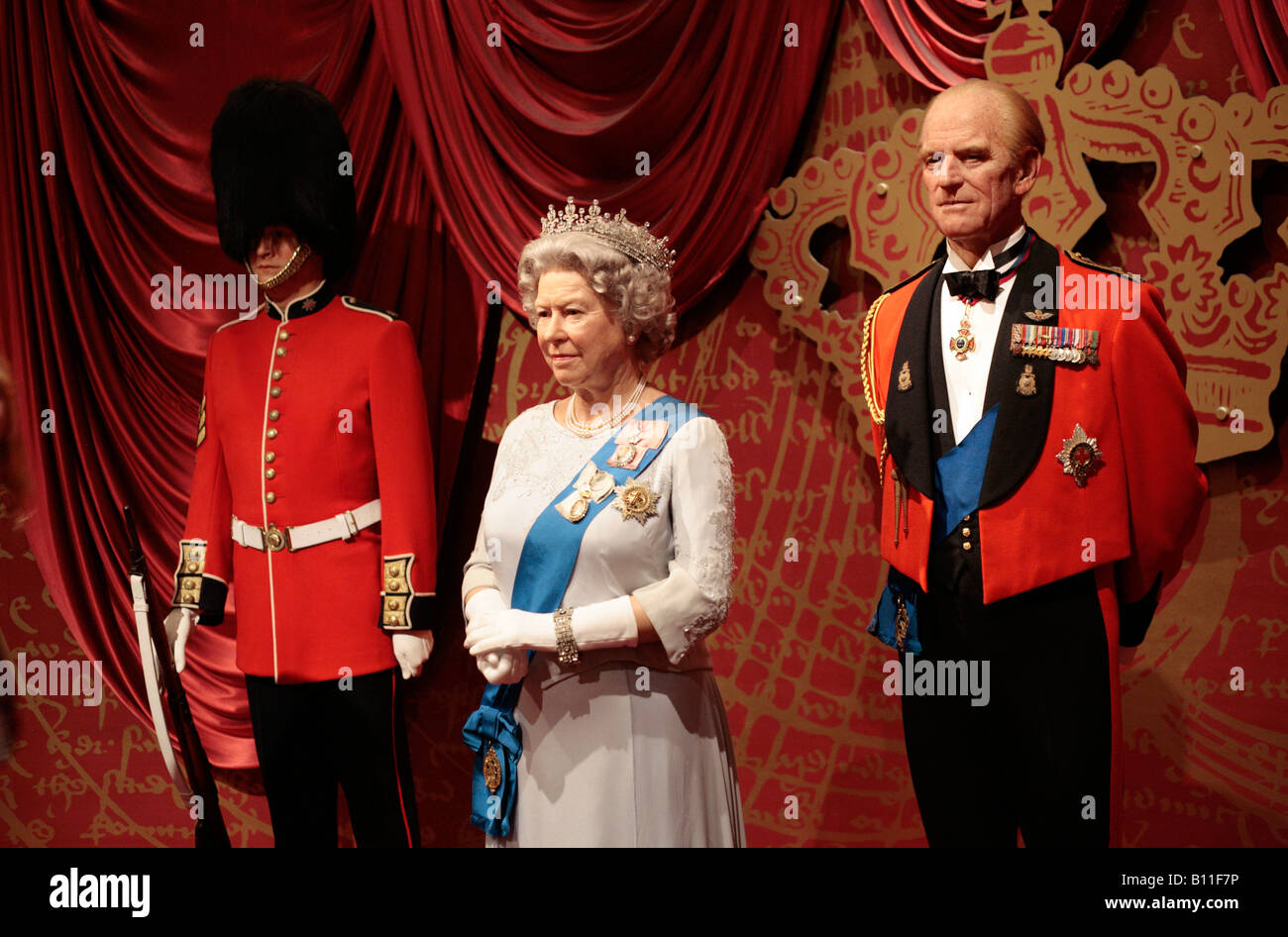 Wachsfiguren von Queen Elizabeth und Prinz Philipp bei Madame Tussauds, London Stockfotografie ...