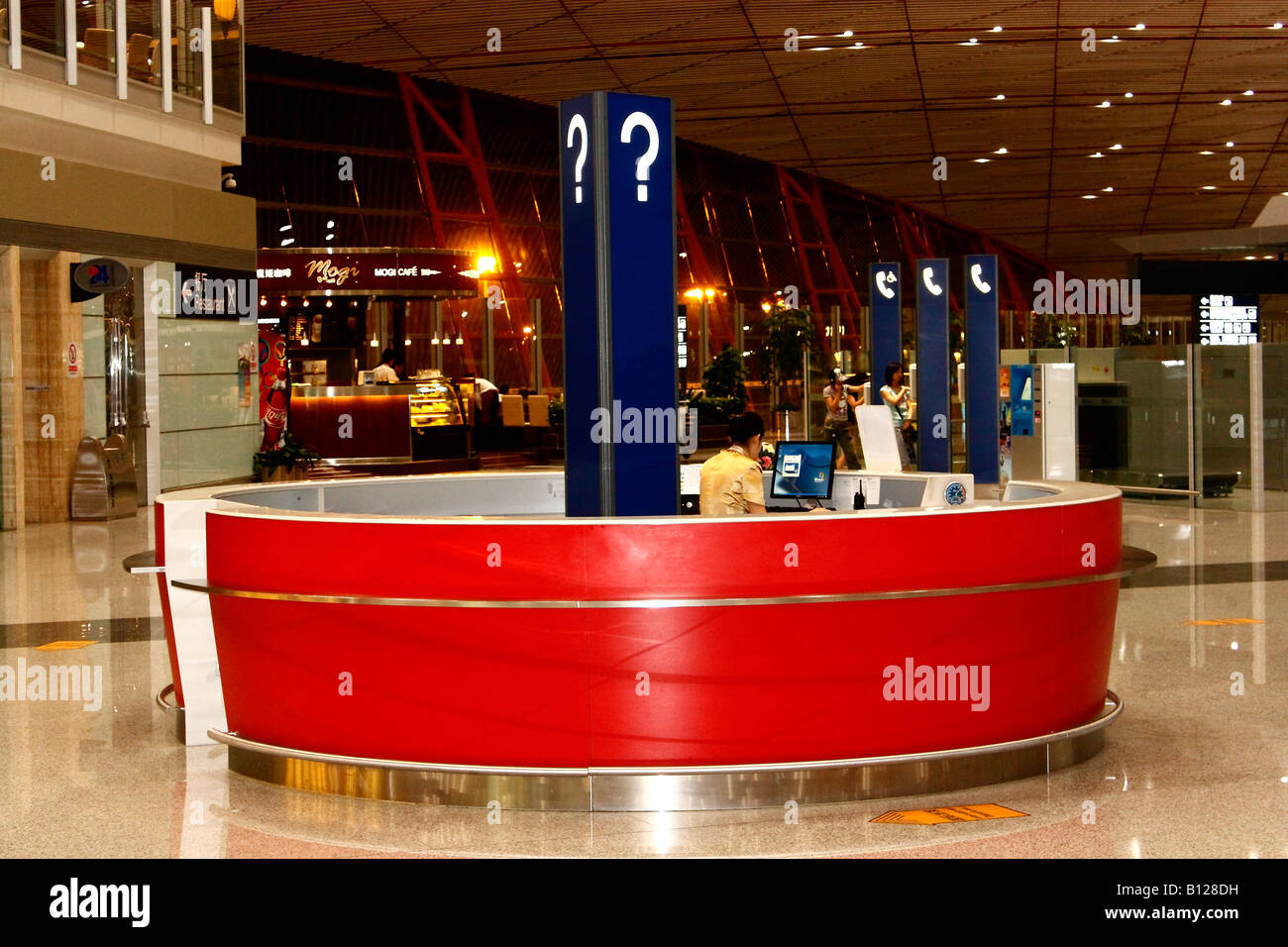 Flughafen informationsschalter -Fotos und -Bildmaterial in hoher ...
