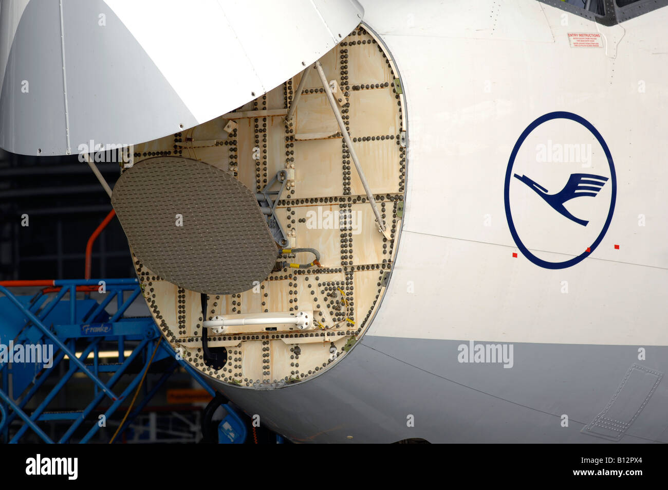 Radar-Nase einer Lufthansa-Boeing 737 Stockfotografie - Alamy