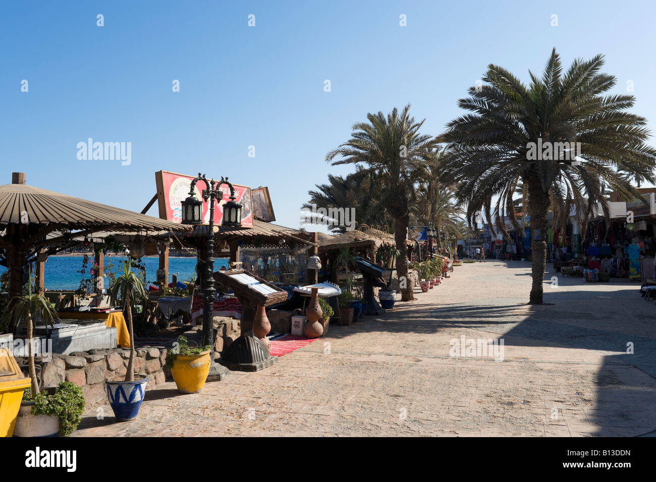 Geschäfte und Restaurants auf Masbat Strandpromenade in Asilah, Dahab ...