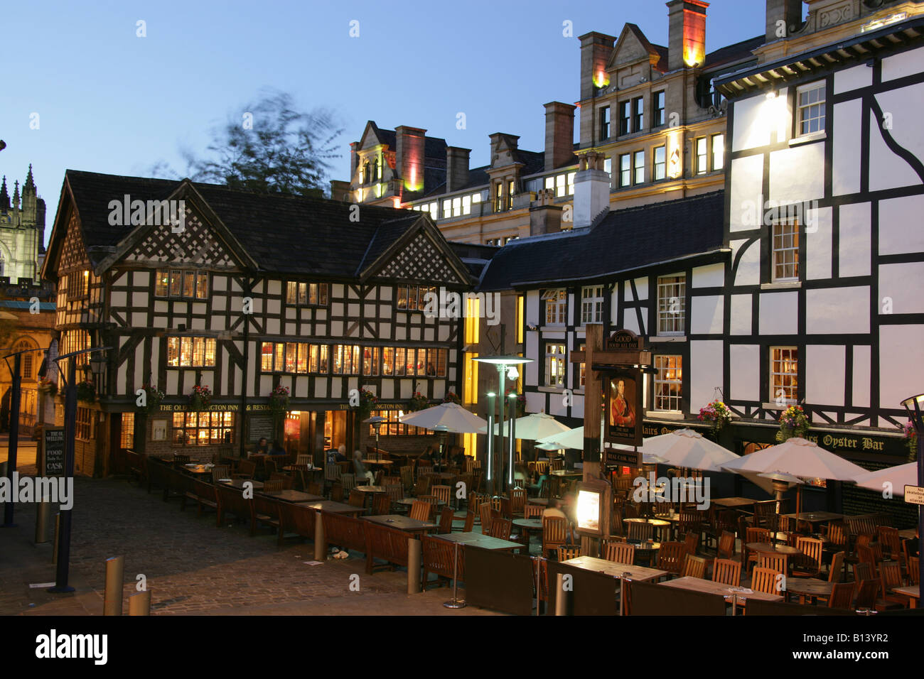 Stadt von Manchester, England. Nachtansicht der Besucher zur ...