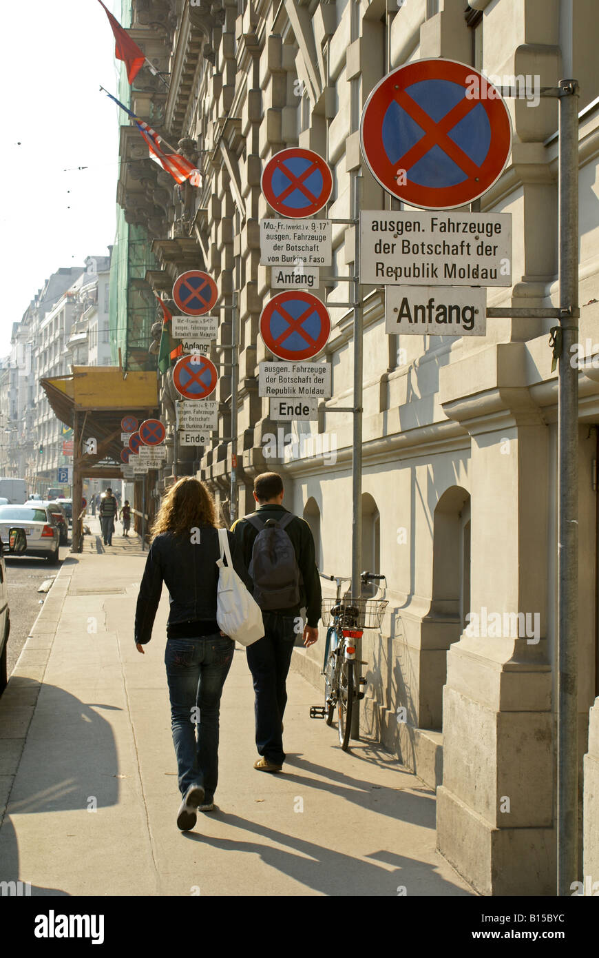 visuelle Umweltverschmutzung Parkverbot Zeichen auf einer Straße in ...