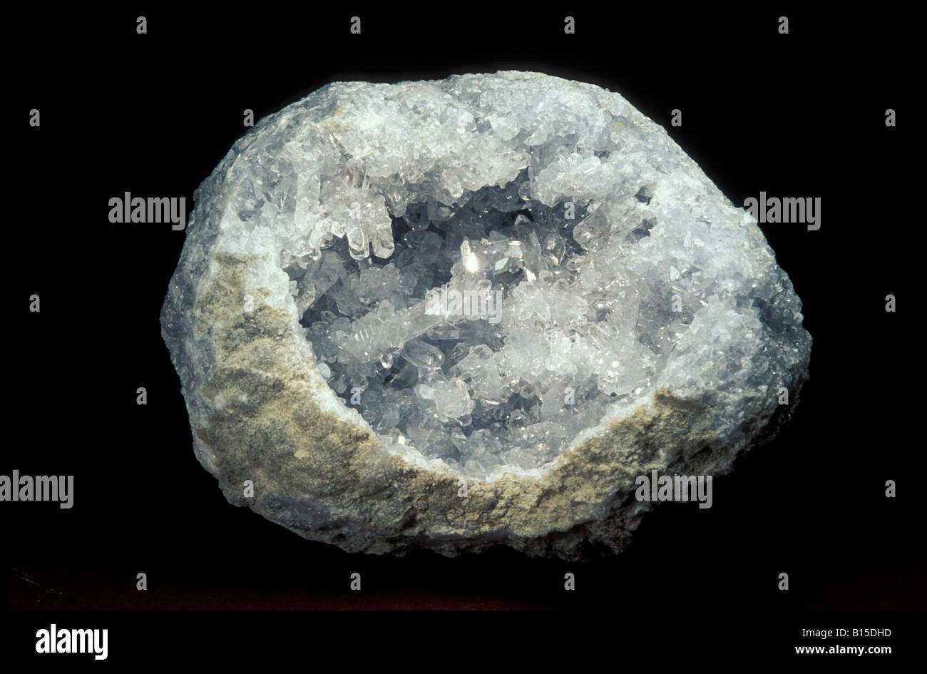 Crystal geode -Fotos und -Bildmaterial in hoher Auflösung – Alamy