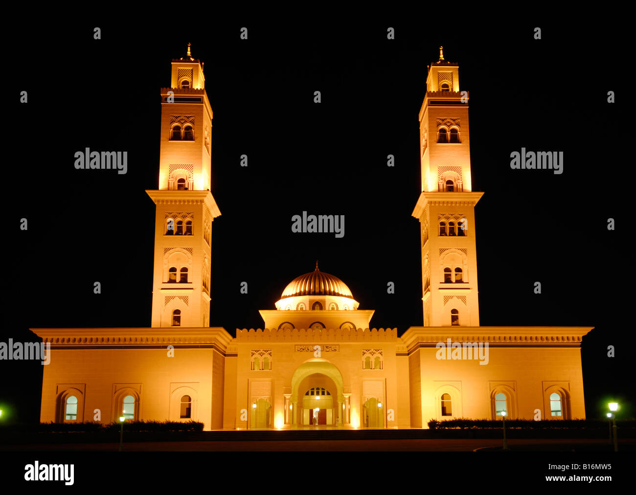 Die Sultan Qaboos Moschee in der Nacht in Bahla in das Sultanat Oman ...
