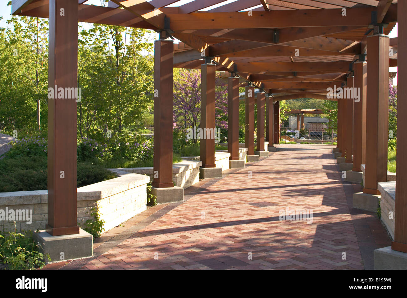 Ziegel pergola -Fotos und -Bildmaterial in hoher Auflösung – Alamy