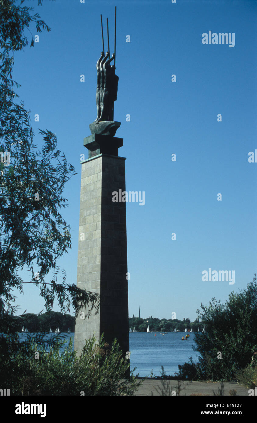 Die Skulptur "Drei Maenner Im Boot" an der Alster in Hamburg ...