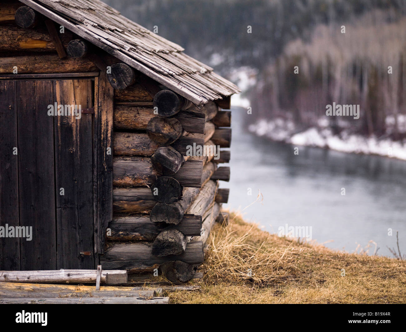 Blockhaus entlang eines Flusses in British Columbia, Kanada ...
