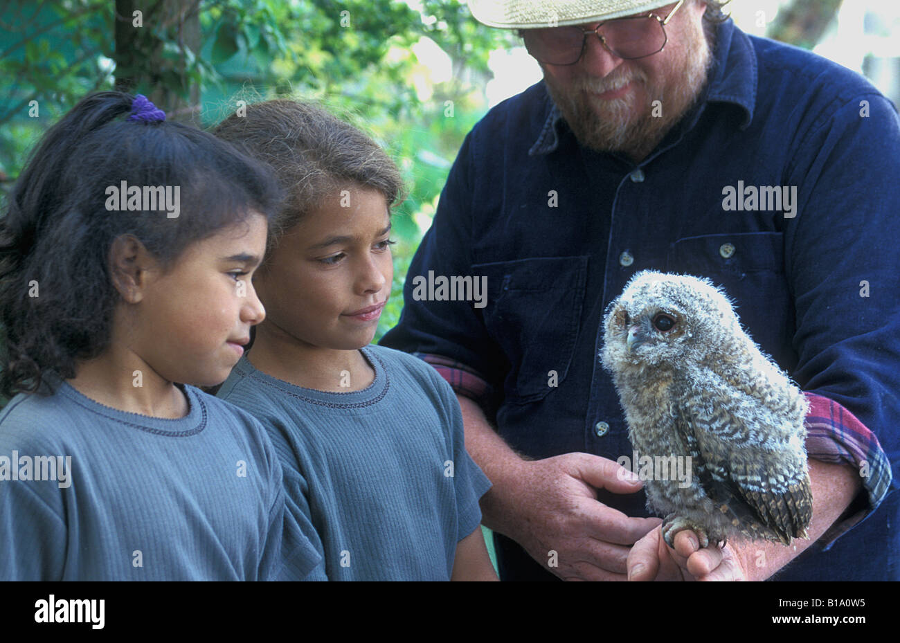Zwei junge Mädchen Baby Eule in Wildlife Rescue Center betrachten ...