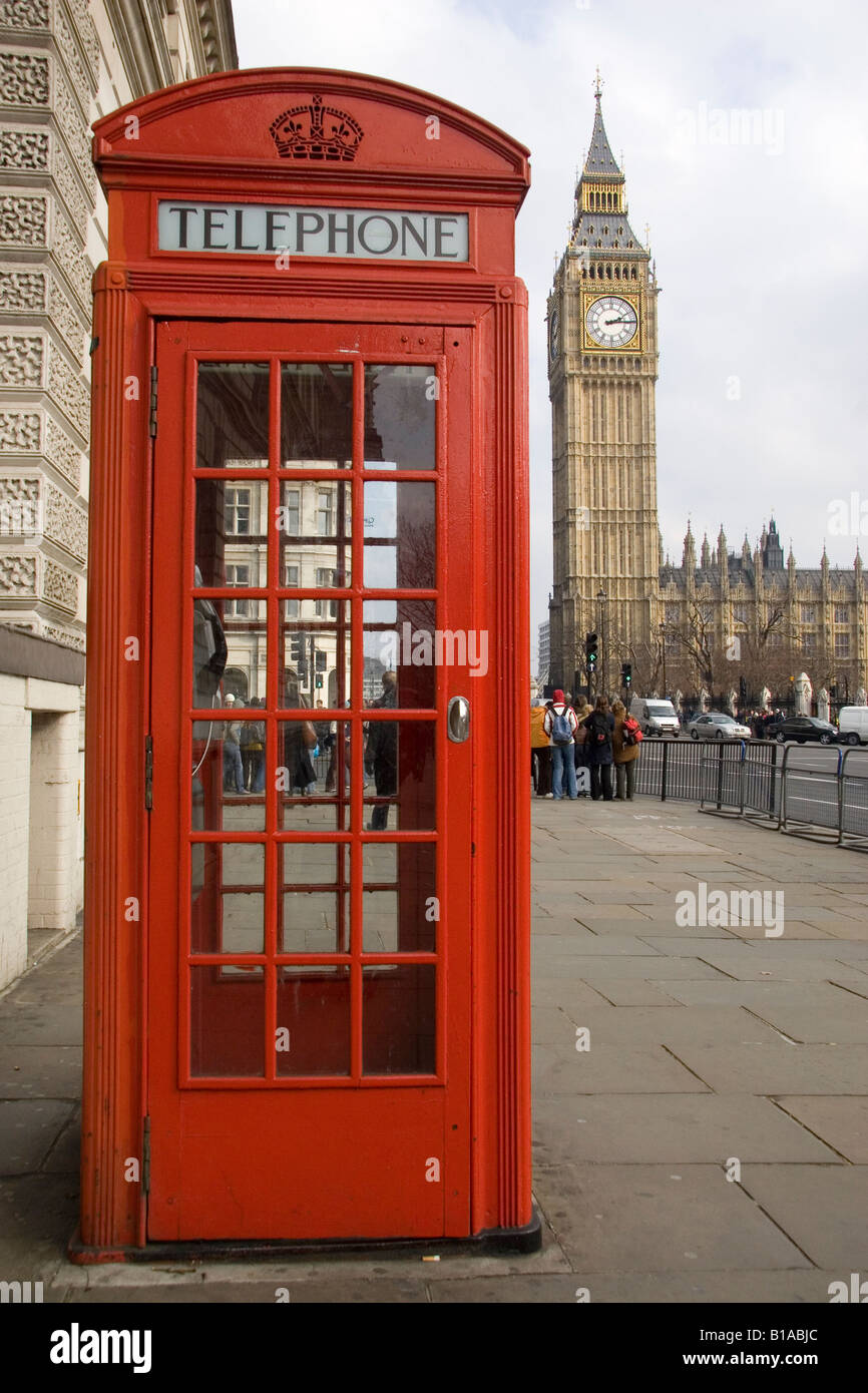 Eine rote Telefonzelle Zelle in London, England. Sie sind für viele ein ...