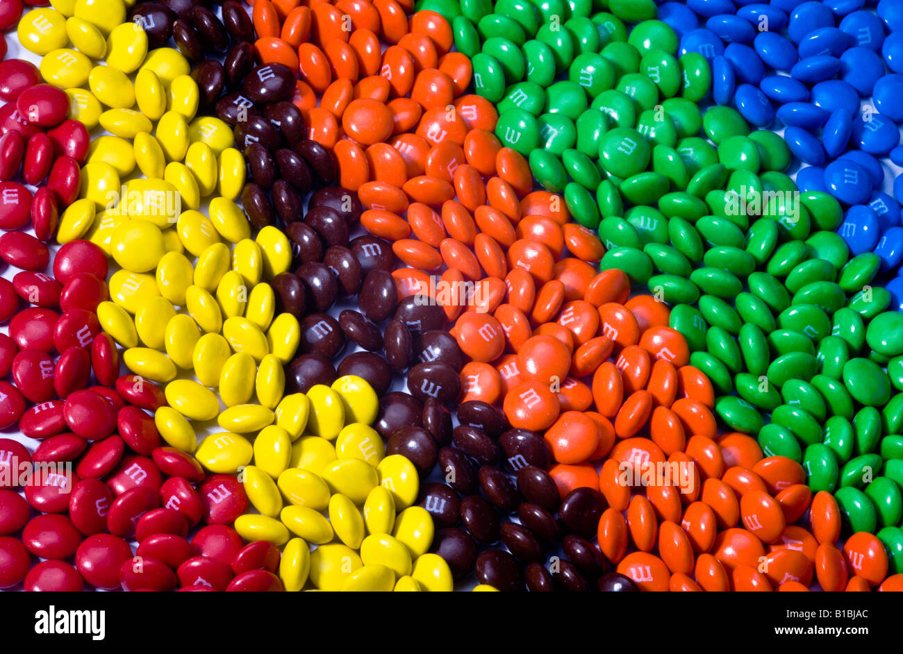 M & M Bonbons in den Reihen der Farbe sortiert Stockfotografie - Alamy