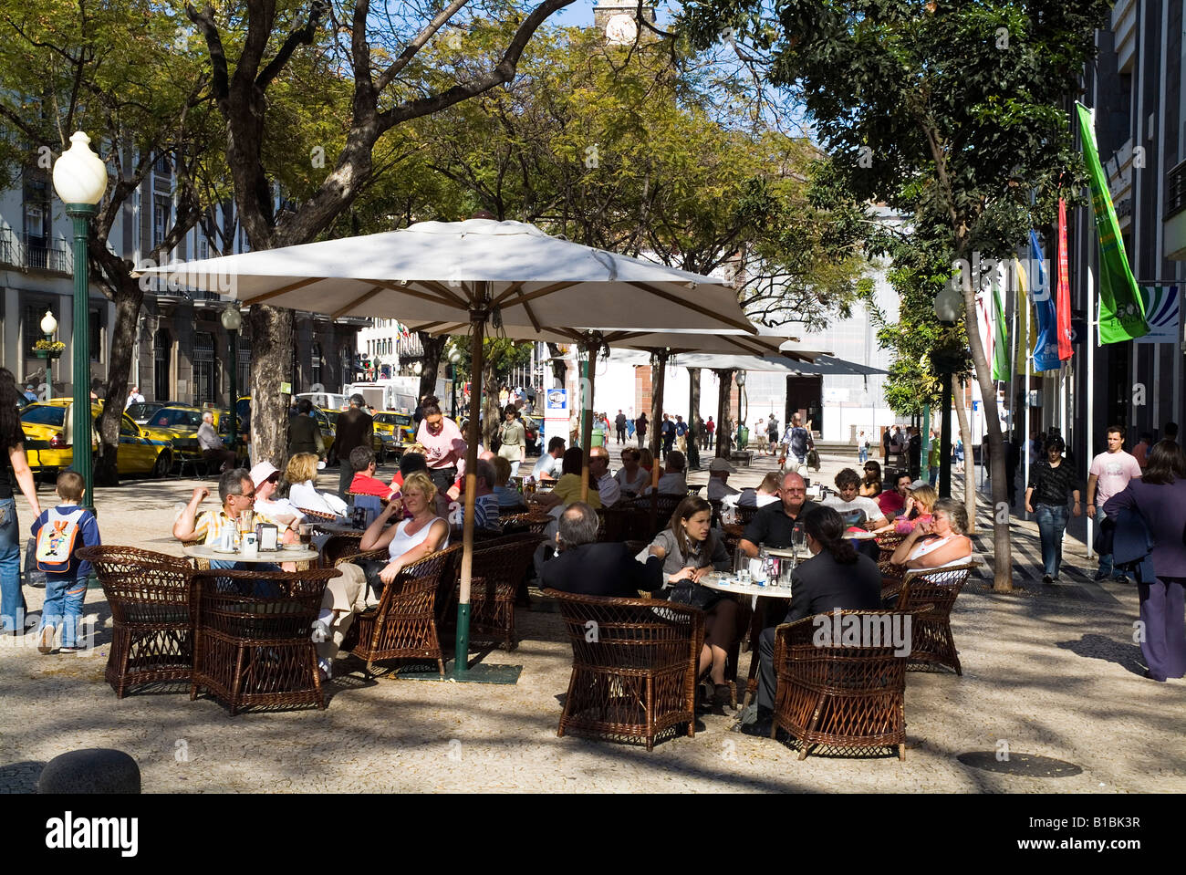dh Avenida Arriaga FUNCHAL MADEIRA Touristen entspannen bei einem Drink ...