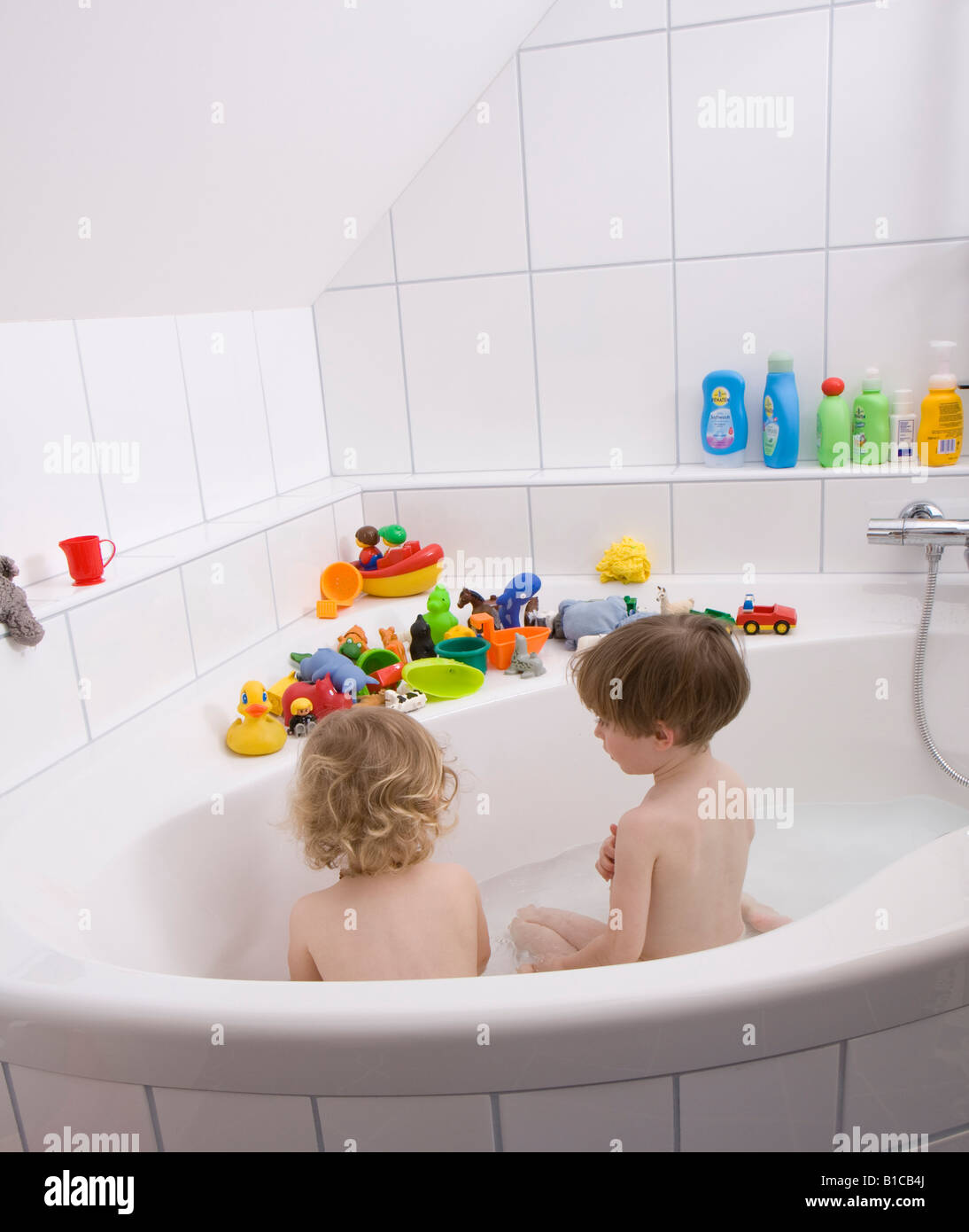 kleine Kinder spielen in der Badewanne Stockfotografie - Alamy
