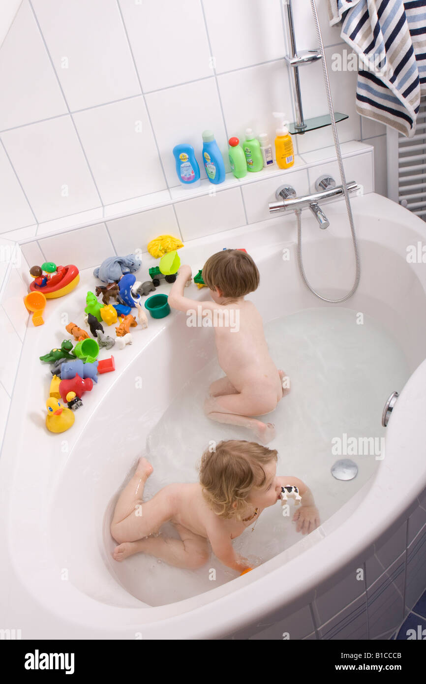 Little Children In Bath Tub Stockfotos & Little Children In Bath Tub Bilder - Seite 2 - Alamy