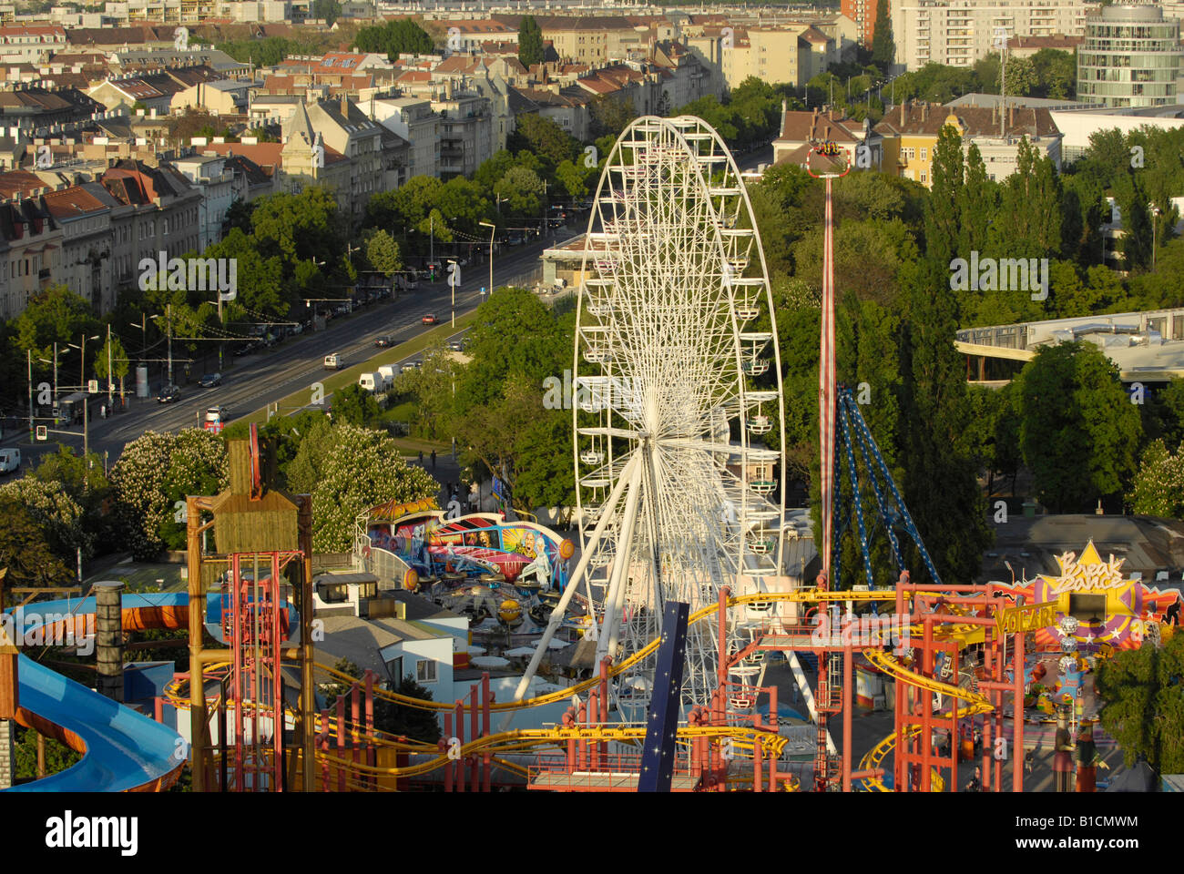 Blick auf den Wiener Prater auf den Vergnügungspark Wiener Prater mit ...