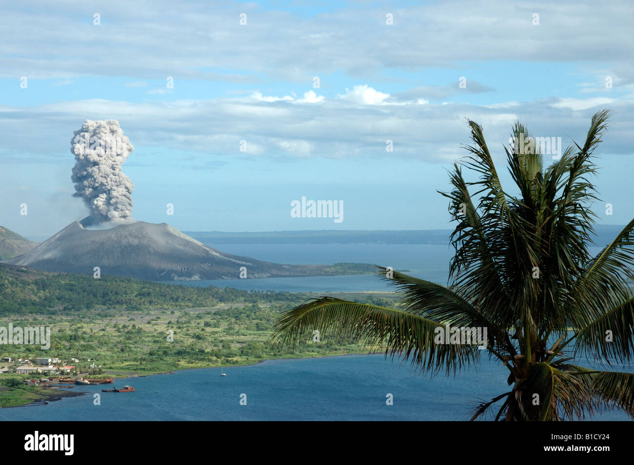 Blick auf rabaul auf dem ausbrechenden Vulkan tavurvur Caldera rabaul ...