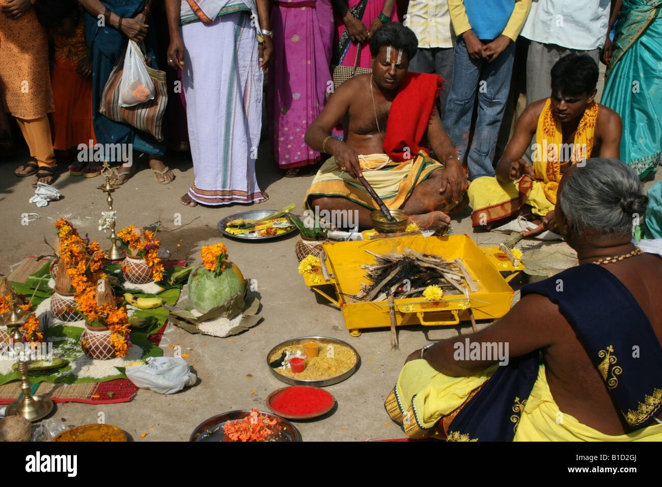 Priester Perfoms Havan oder Arti oder Feuer Puja am Koti Linga Tempel ...