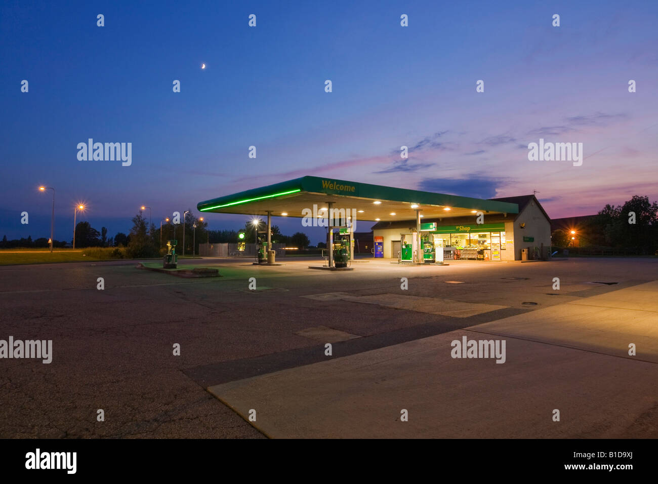Bp tankstelle nacht -Fotos und -Bildmaterial in hoher Auflösung – Alamy