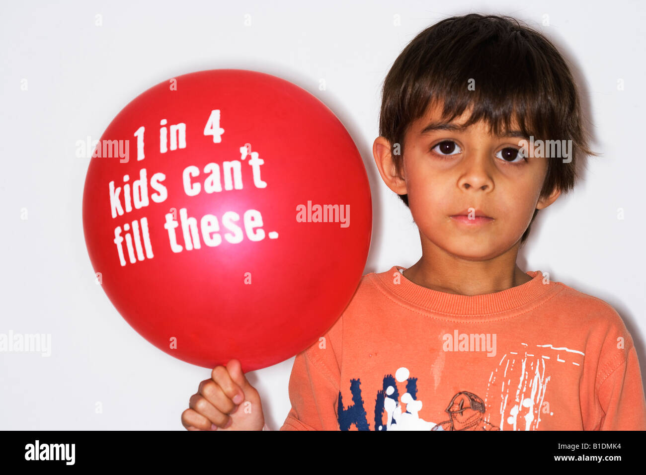 Kind hält luft an -Fotos und -Bildmaterial in hoher Auflösung – Alamy